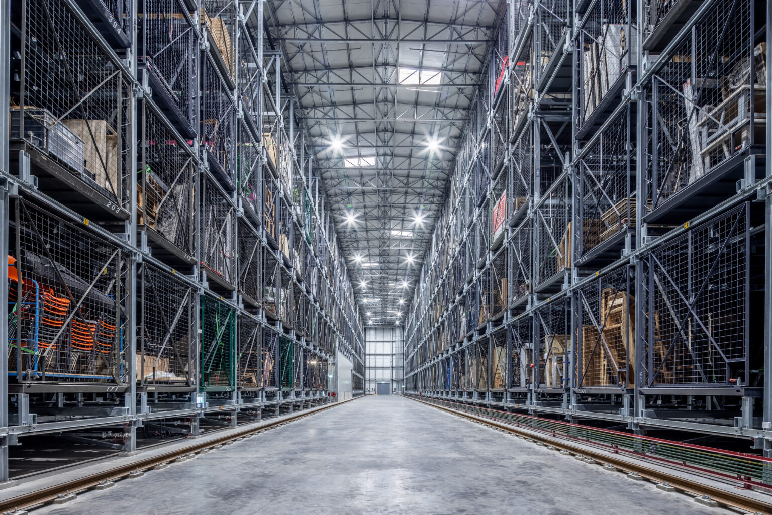 Automatic high-bay warehouse for special containers | Riko